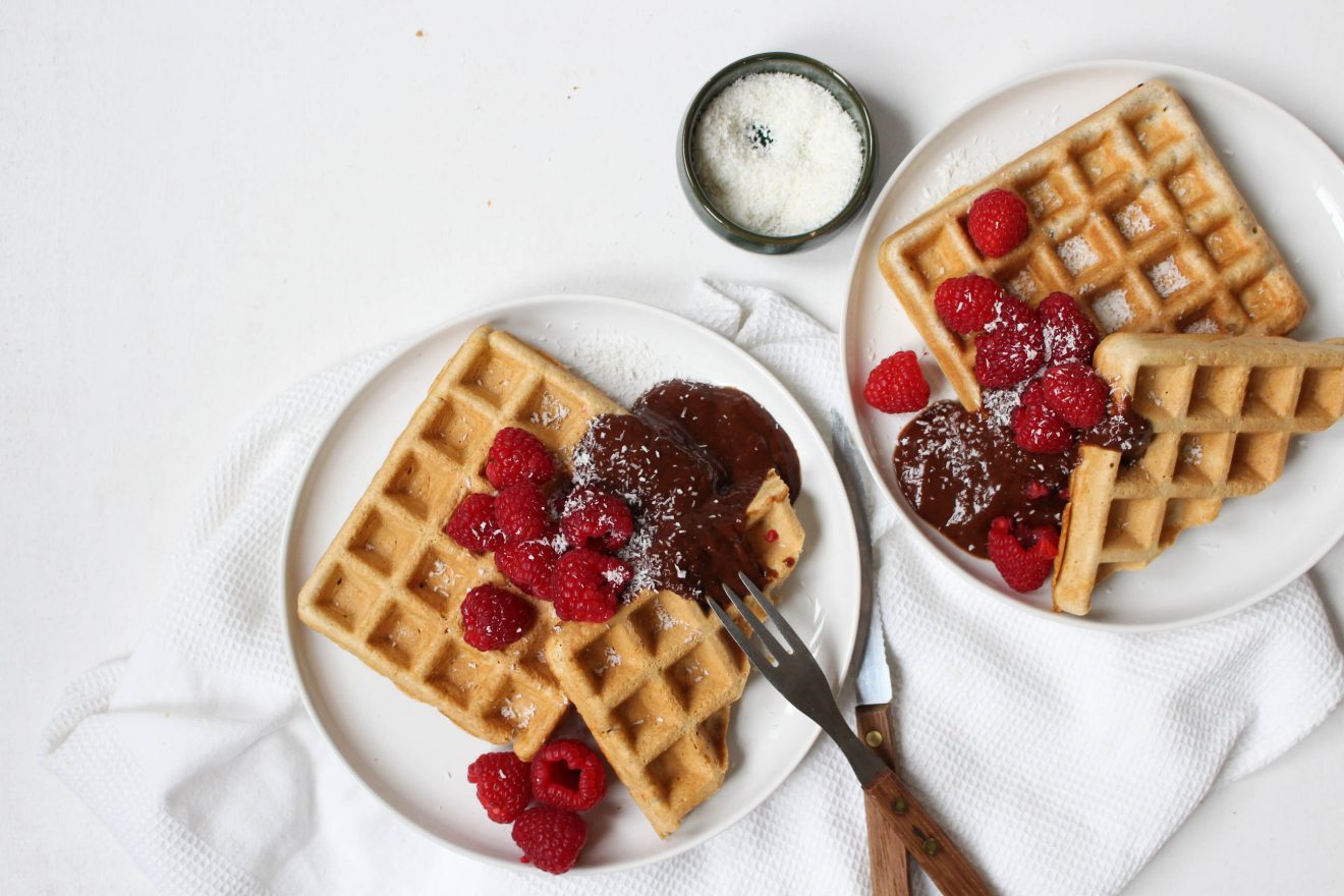 Valentine breakfast; Vanille wafels met chocolademousse en frambozen ...