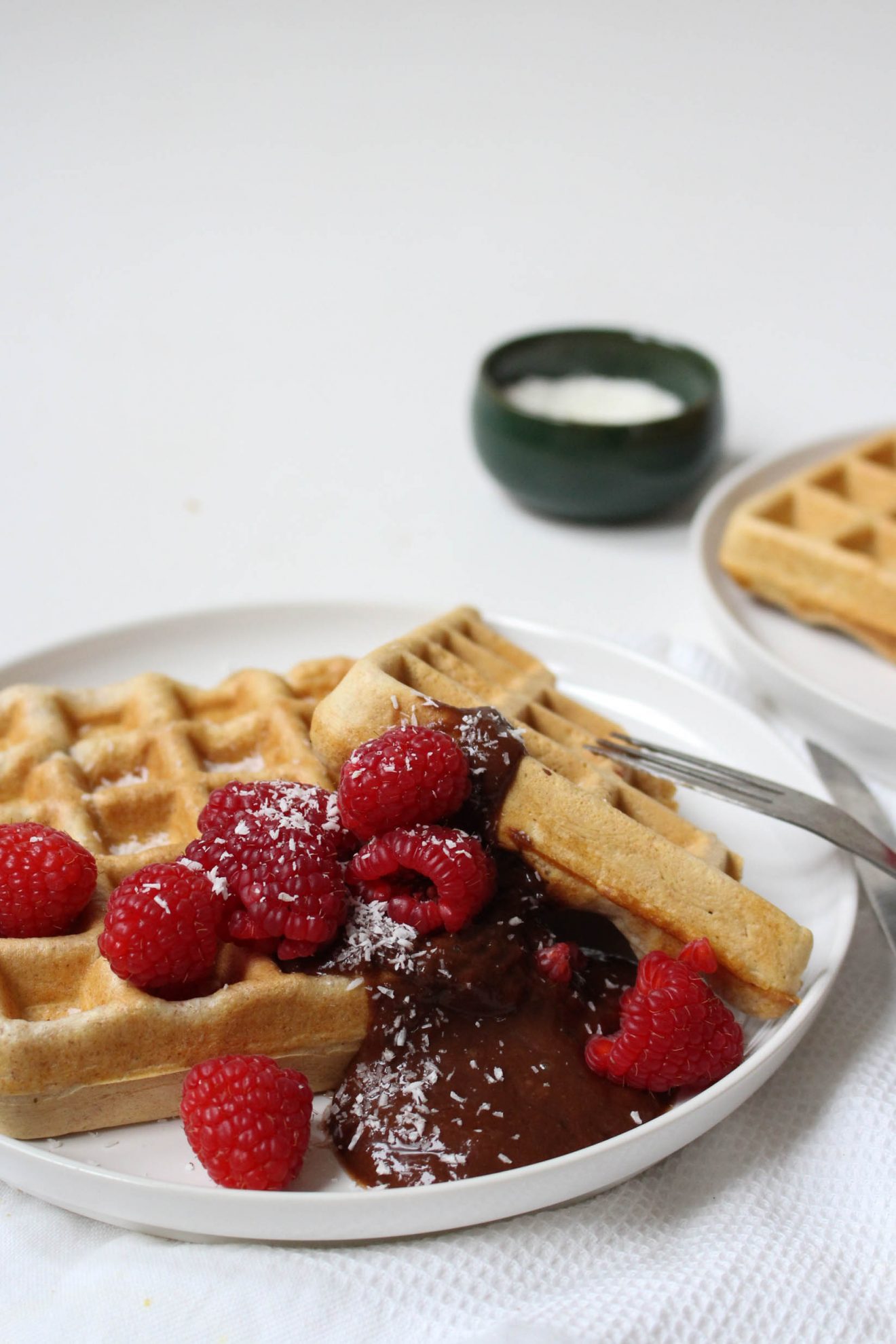 Valentine breakfast; Vanille wafels met chocolademousse en frambozen ...