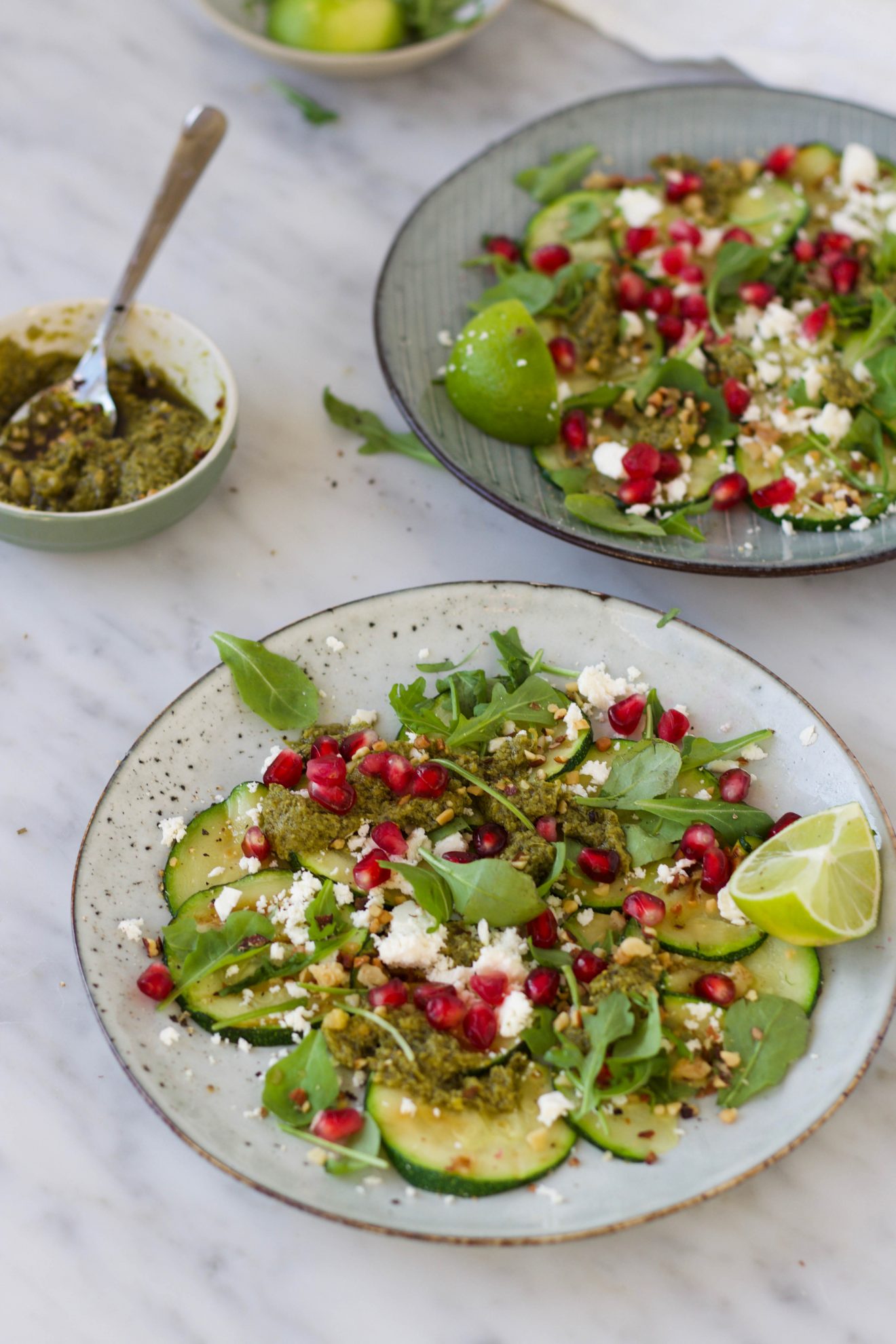 Courgette carpaccio met feta, pesto en granaatappel - Feelgoodbyfood