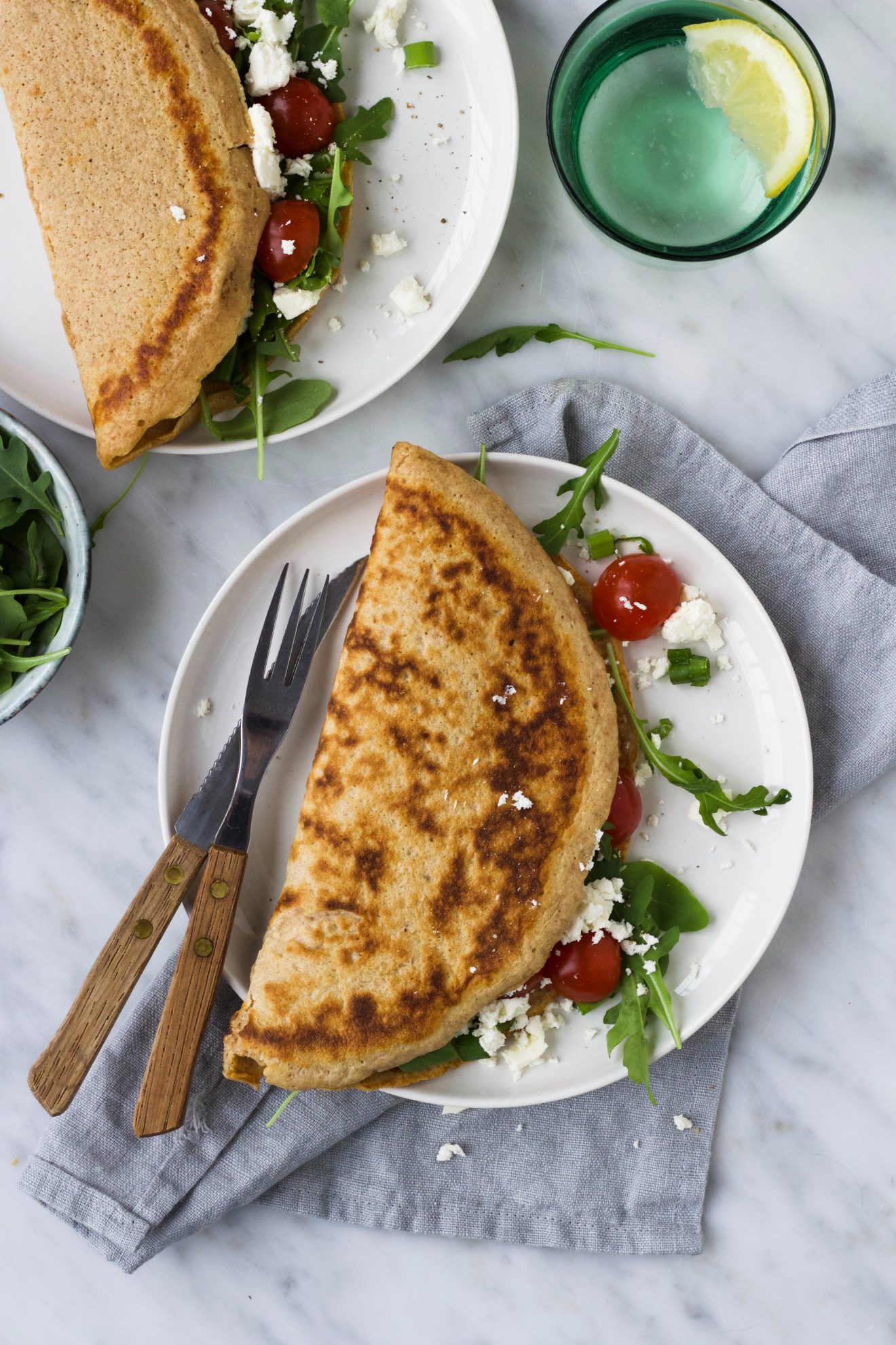 Hartige spelt pannenkoek met rucola, feta en tomaat - Feelgoodbyfood