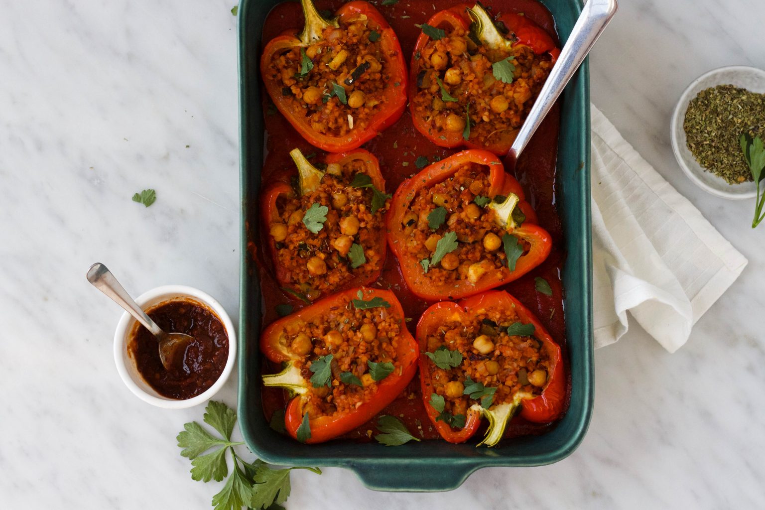 Gevulde paprika's met quinoa en harissa in tomatensaus - Feelgoodbyfood