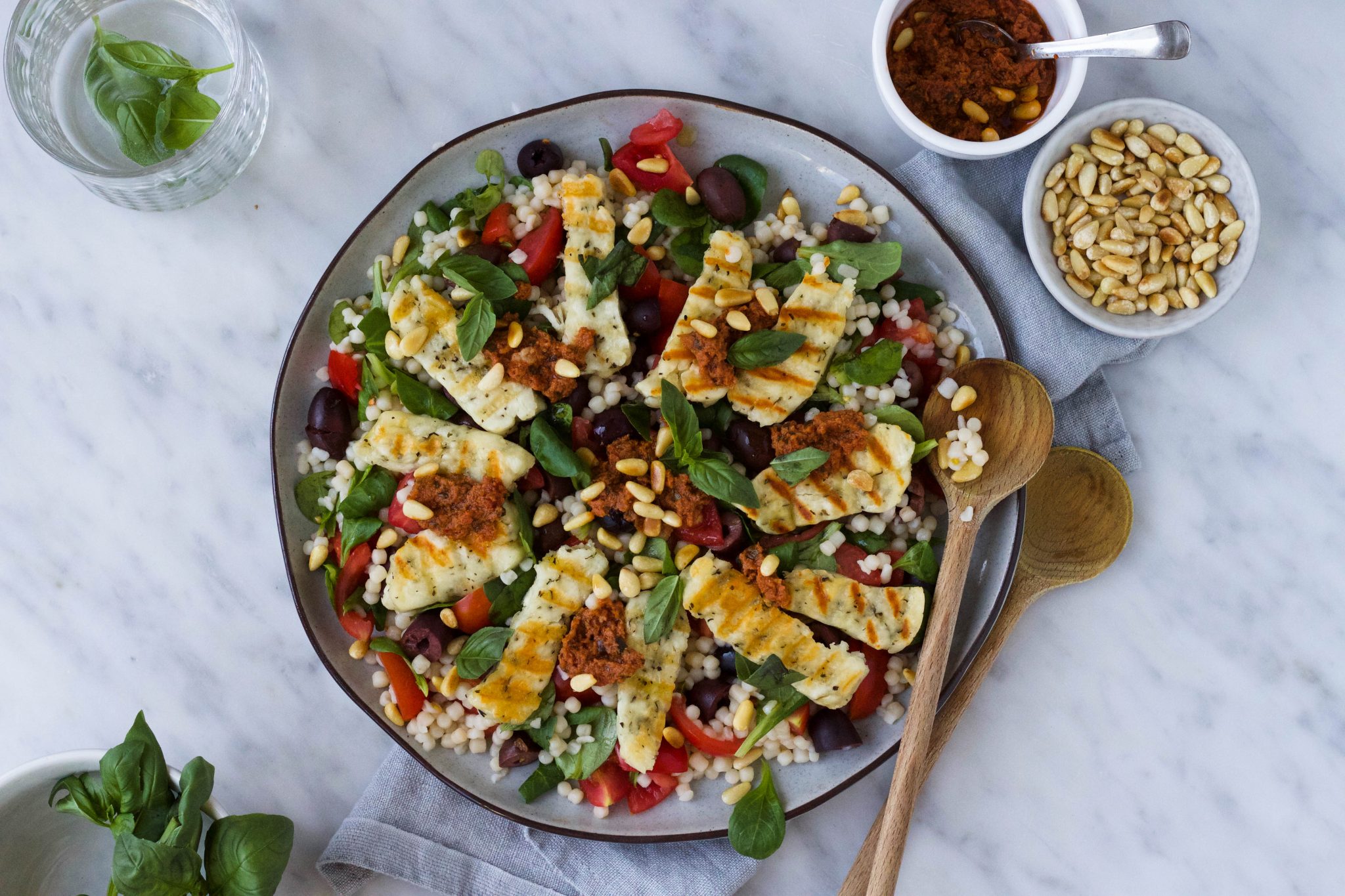 Halloumi salade met parelcouscous, pesto en olijven - Feelgoodbyfood