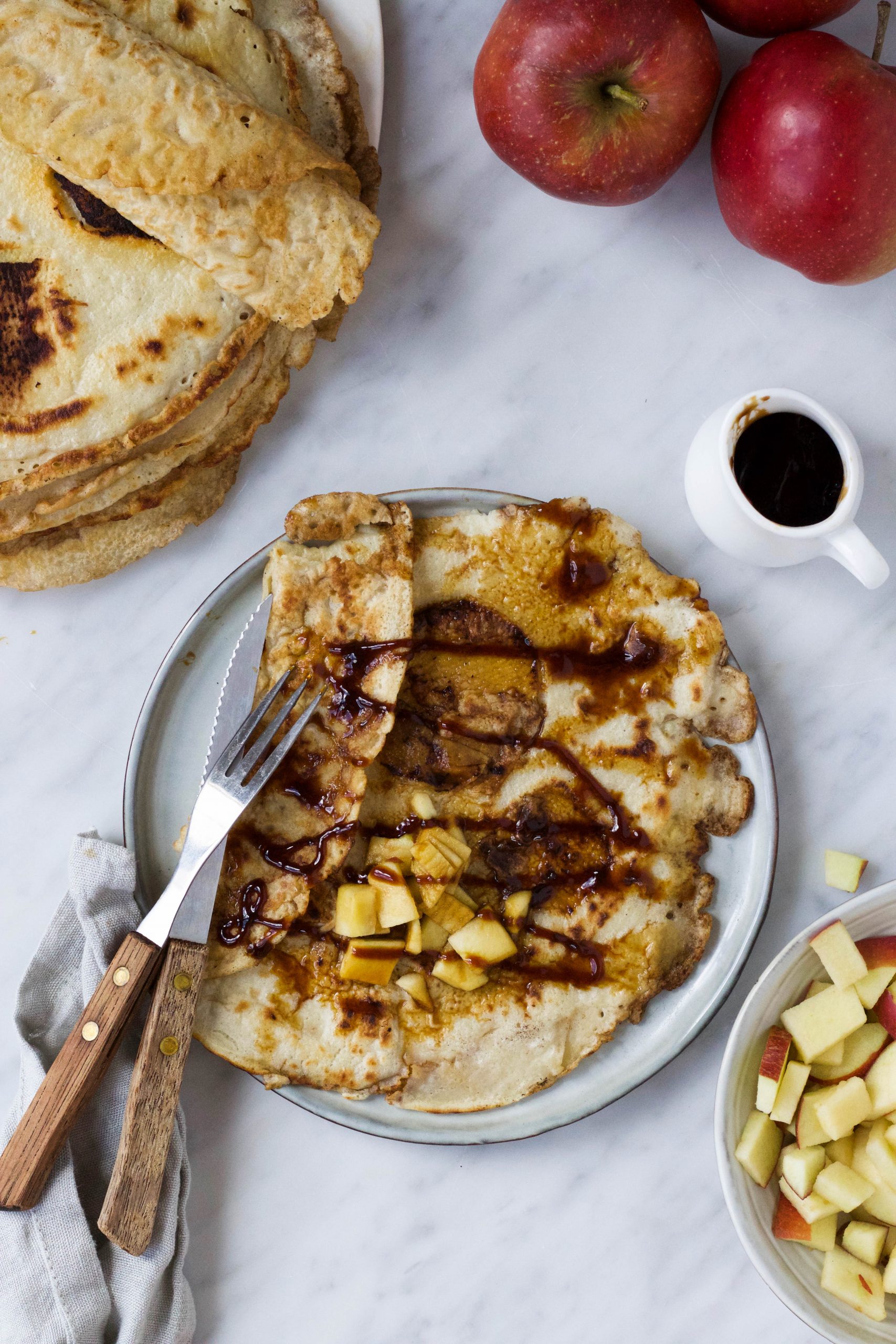 Stapel vegan pannenkoeken met appel en stroop - Feelgoodbyfood