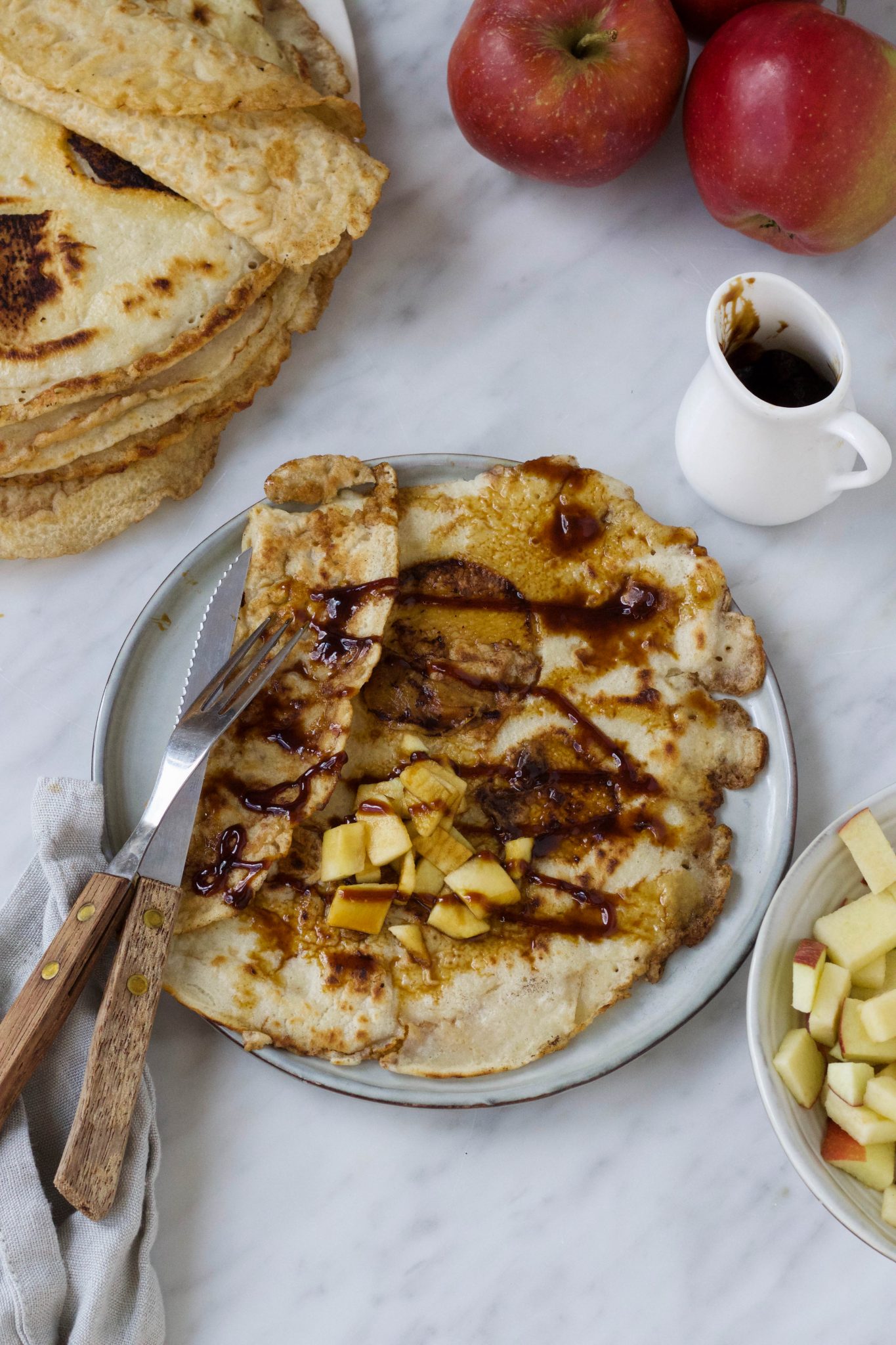 Stapel vegan pannenkoeken met appel en stroop - Feelgoodbyfood