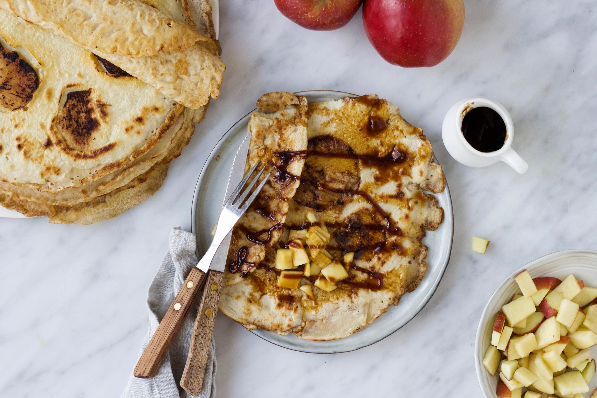 Stapel vegan pannenkoeken met appel en stroop - Feelgoodbyfood
