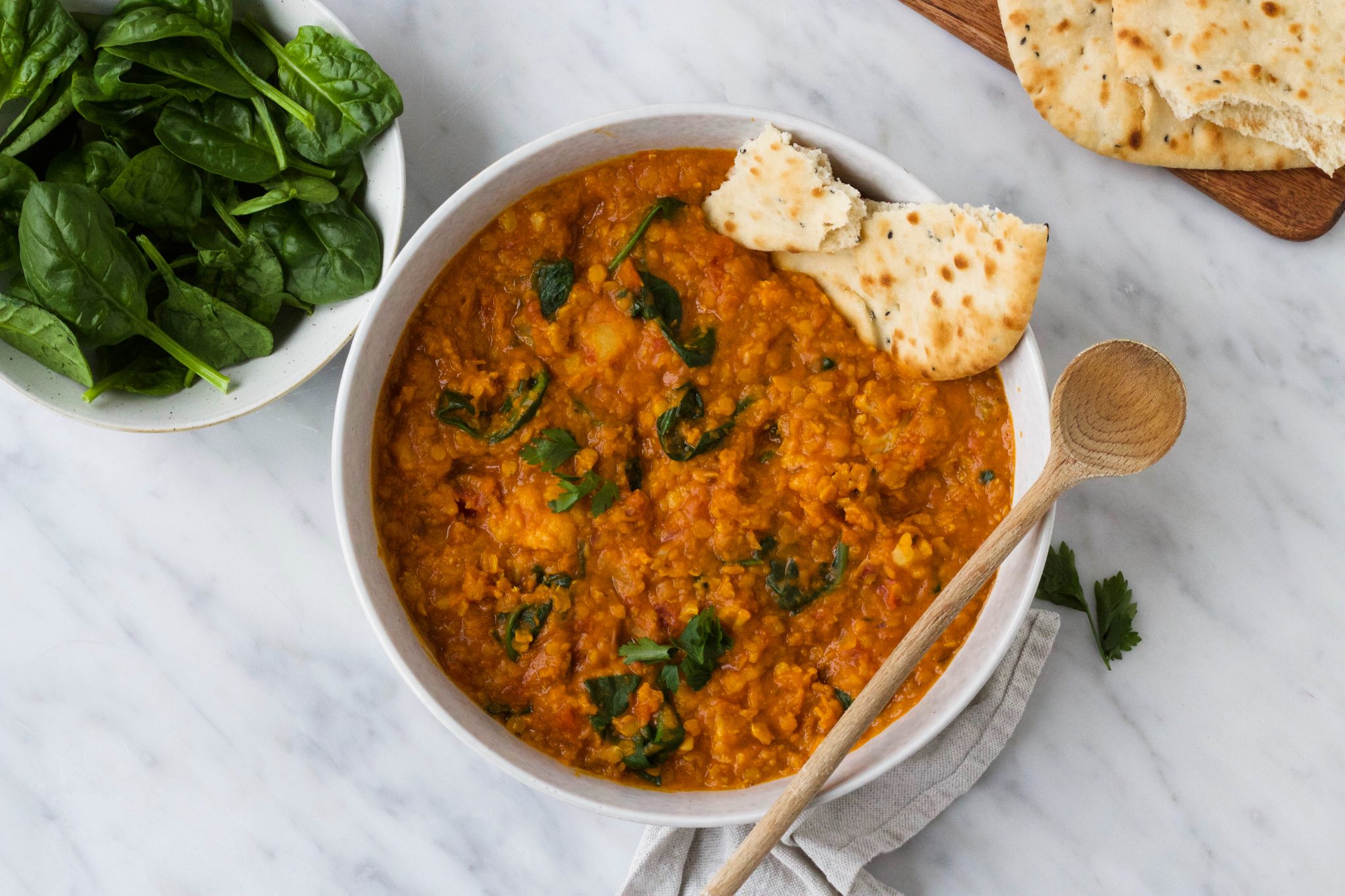 Super makkelijke linzen-kokos curry met bloemkool en spinazie