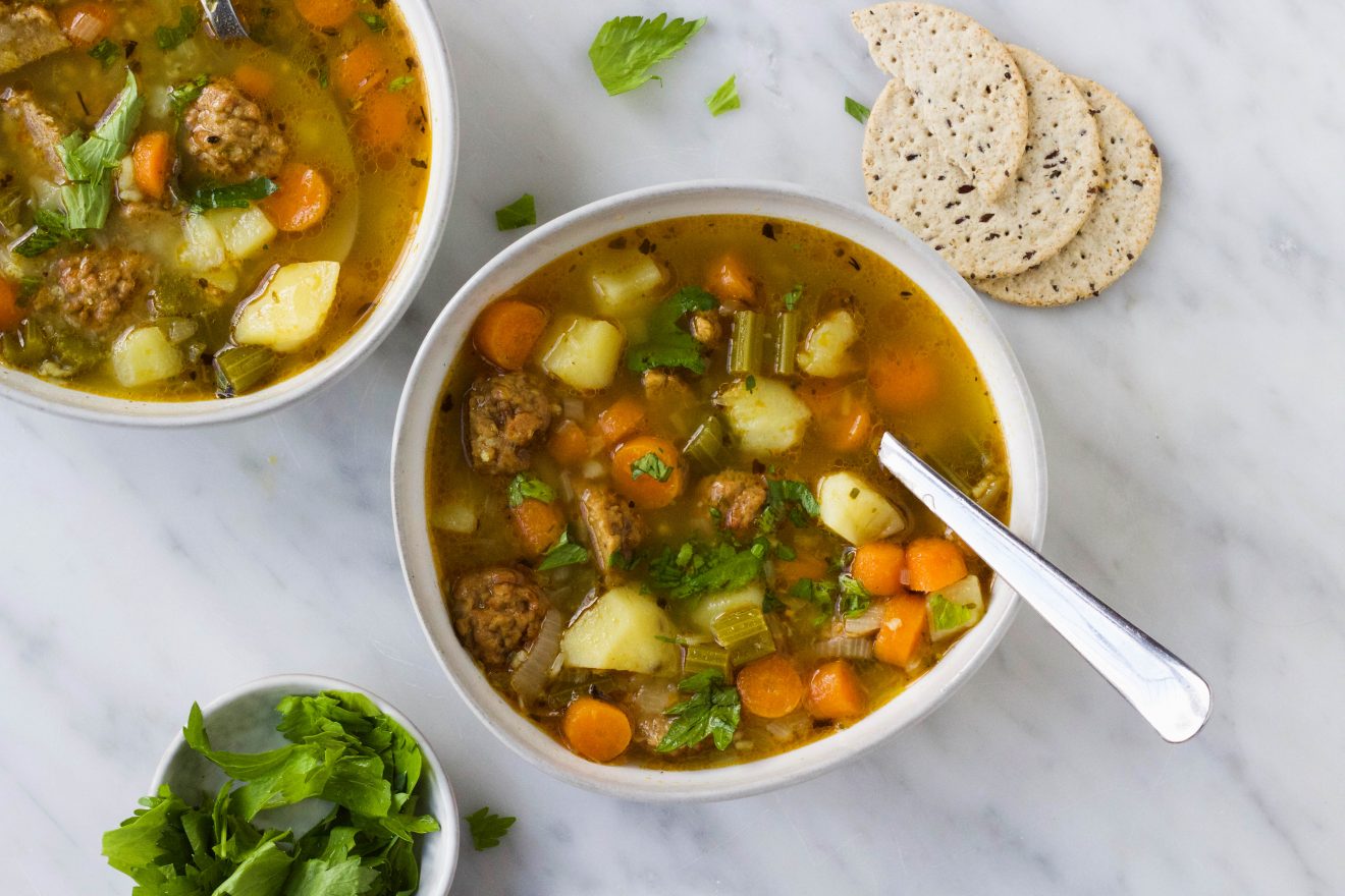 Gevulde groentesoep met aardappel en vega balletjes - Feelgoodbyfood