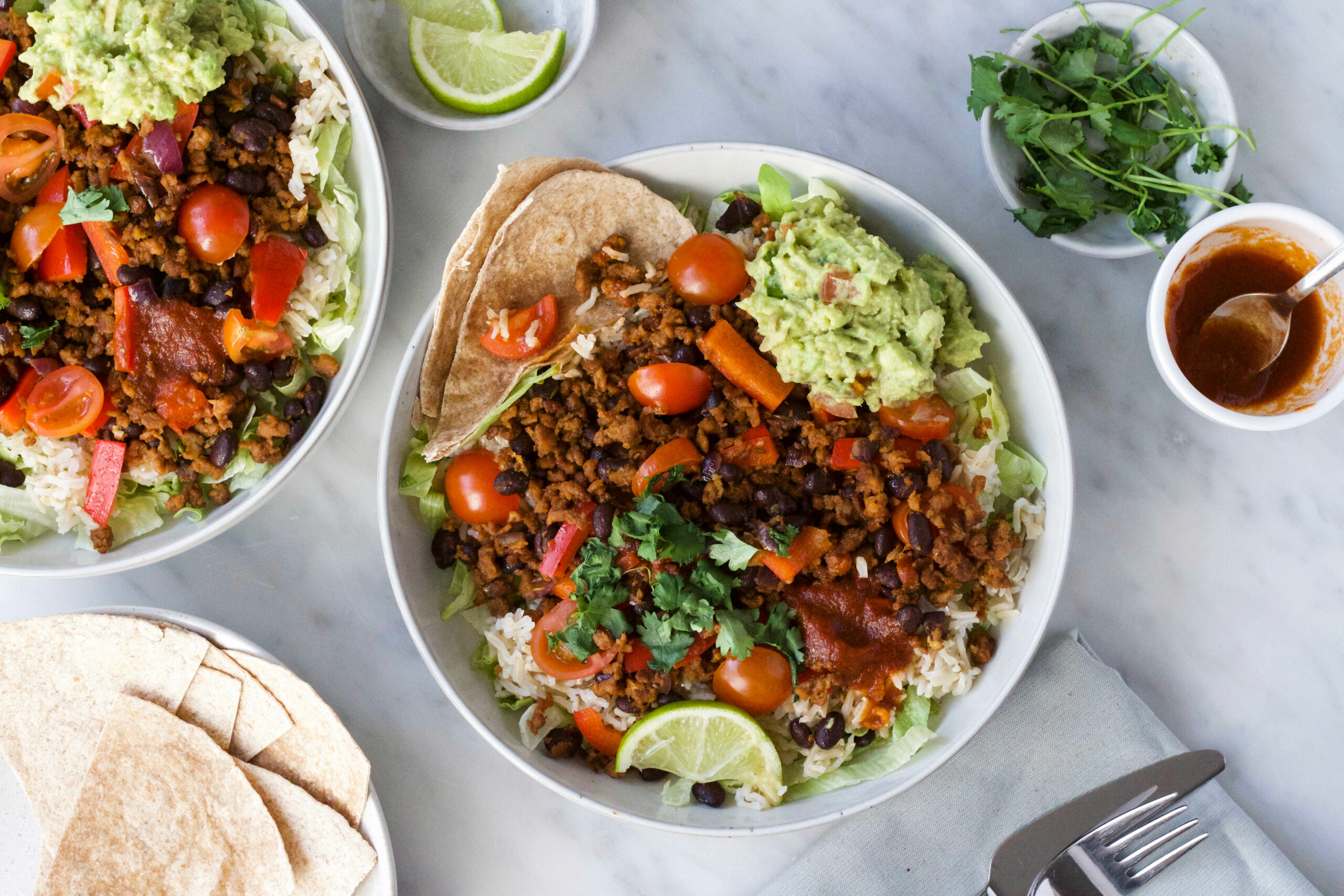 Mexicaanse salade met kruidig vega gehakt, gaucamole en rijst
